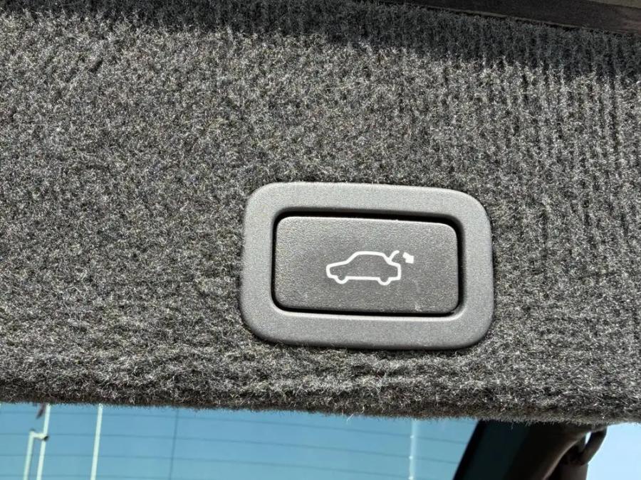 Grey Volvo XC60 2015 in Riga, with an engine capacity of 2.00 L and mileage of 182 thousand km for 12950 €, photo 14 on AUTOMOTO.COM.LV