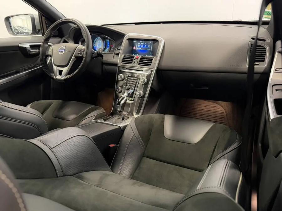 Grey Volvo XC60 2015 in Jurmala, with an engine capacity of 2.40 L and mileage of 288 thousand km for 14990 €, photo 28 on AUTOMOTO.COM.LV