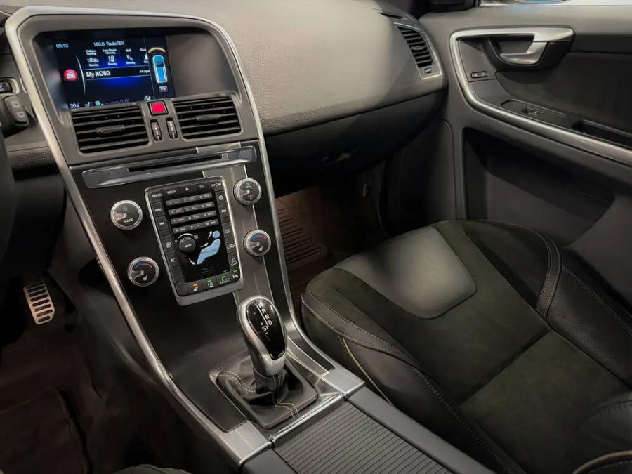 Grey Volvo XC60 2015 in Jurmala, with an engine capacity of 2.40 L and mileage of 288 thousand km for 14990 €, photo 34 on AUTOMOTO.COM.LV