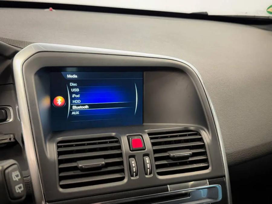 Grey Volvo XC60 2015 in Jurmala, with an engine capacity of 2.40 L and mileage of 288 thousand km for 14990 €, photo 40 on AUTOMOTO.COM.LV