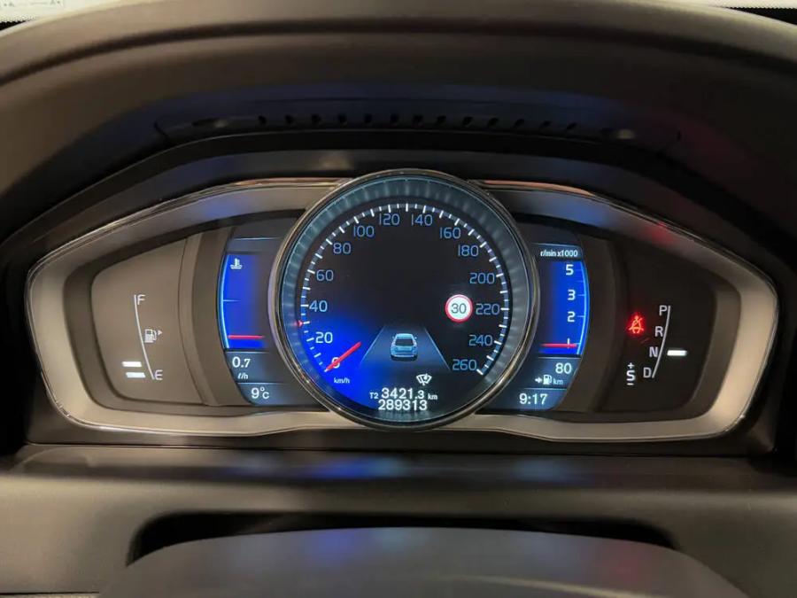 Grey Volvo XC60 2015 in Jurmala, with an engine capacity of 2.40 L and mileage of 288 thousand km for 14990 €, photo 44 on AUTOMOTO.COM.LV