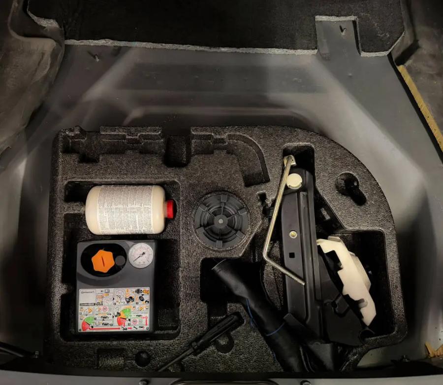 Grey Volvo XC60 2015 in Jurmala, with an engine capacity of 2.40 L and mileage of 288 thousand km for 14990 €, photo 73 on AUTOMOTO.COM.LV