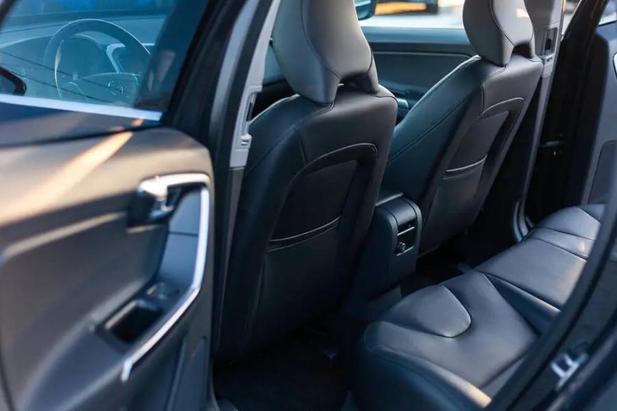 Pelēks Volvo XC60 2015 Rīga, ar dzinēja tilpumu 2.00 L un nobraukumu 142 tūkst. km par 14495 €, foto 10 vietnē AUTOMOTO.COM.LV