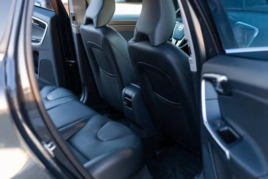 Pelēks Volvo XC60 2015 Rīga, ar dzinēja tilpumu 2.00 L un nobraukumu 142 tūkst. km par 14495 €, foto 16 vietnē AUTOMOTO.COM.LV
