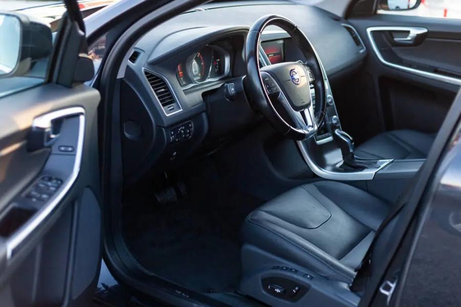 Pelēks Volvo XC60 2015 Rīga, ar dzinēja tilpumu 2.00 L un nobraukumu 142 tūkst. km par 14495 €, foto 17 vietnē AUTOMOTO.COM.LV