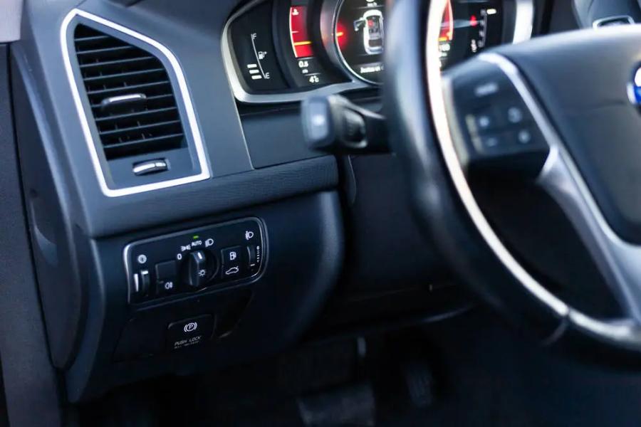 Pelēks Volvo XC60 2015 Rīga, ar dzinēja tilpumu 2.00 L un nobraukumu 142 tūkst. km par 14495 €, foto 19 vietnē AUTOMOTO.COM.LV