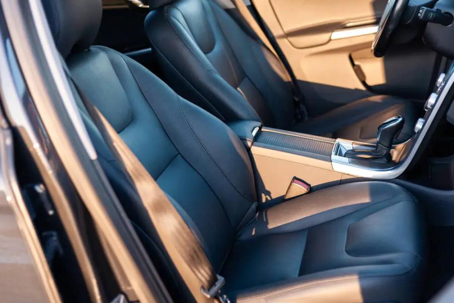 Pelēks Volvo XC60 2015 Rīga, ar dzinēja tilpumu 2.00 L un nobraukumu 142 tūkst. km par 14495 €, foto 23 vietnē AUTOMOTO.COM.LV