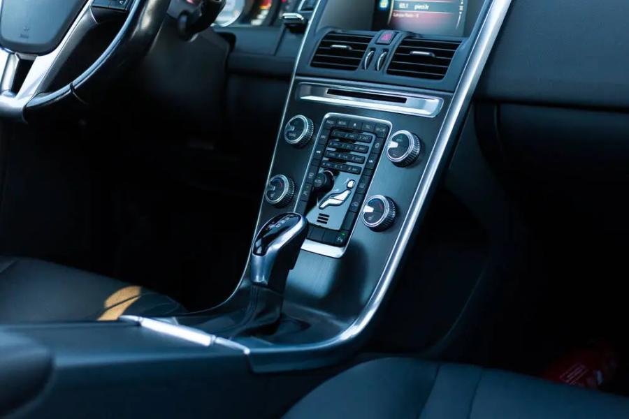 Pelēks Volvo XC60 2015 Rīga, ar dzinēja tilpumu 2.00 L un nobraukumu 142 tūkst. km par 14495 €, foto 26 vietnē AUTOMOTO.COM.LV