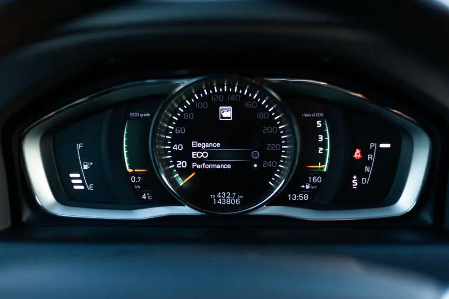 Pelēks Volvo XC60 2015 Rīga, ar dzinēja tilpumu 2.00 L un nobraukumu 142 tūkst. km par 14495 €, foto 29 vietnē AUTOMOTO.COM.LV