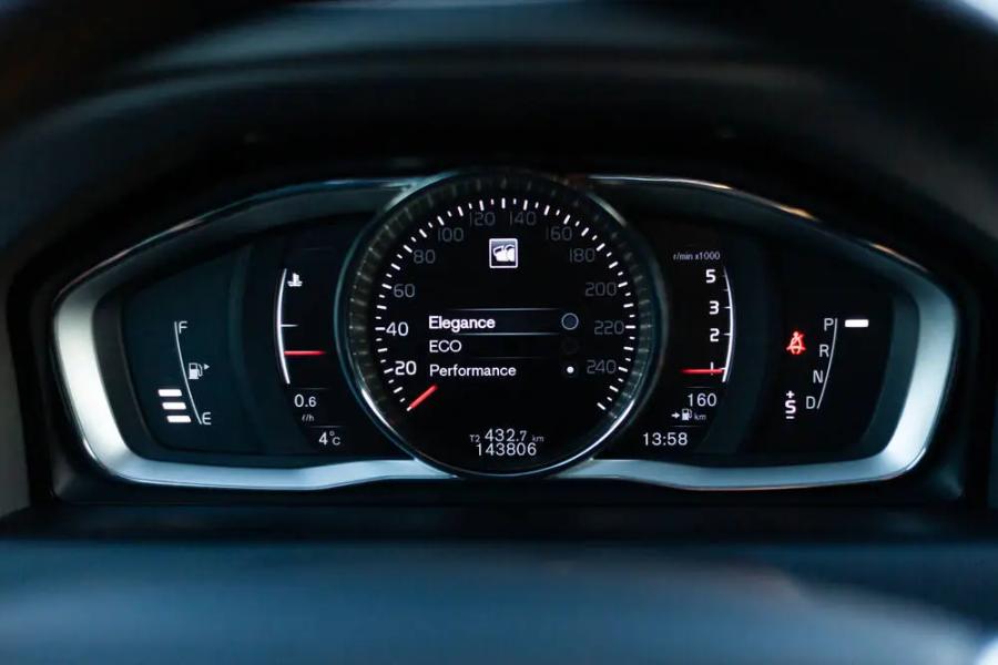 Pelēks Volvo XC60 2015 Rīga, ar dzinēja tilpumu 2.00 L un nobraukumu 142 tūkst. km par 14495 €, foto 30 vietnē AUTOMOTO.COM.LV