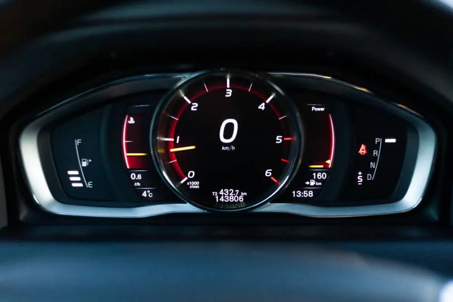 Pelēks Volvo XC60 2015 Rīga, ar dzinēja tilpumu 2.00 L un nobraukumu 142 tūkst. km par 14495 €, foto 31 vietnē AUTOMOTO.COM.LV
