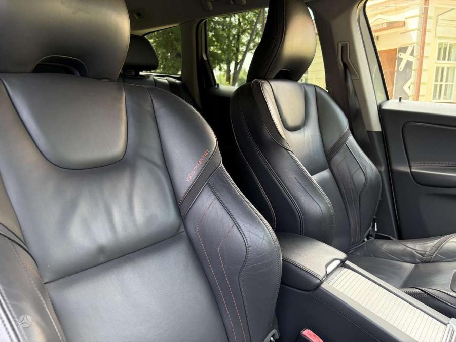 Grey Volvo XC60 2015 in Utena, with an engine capacity of 2.00 L and mileage of 226 thousand km for 11700 €, photo 7 on AUTOMOTO.COM.LV