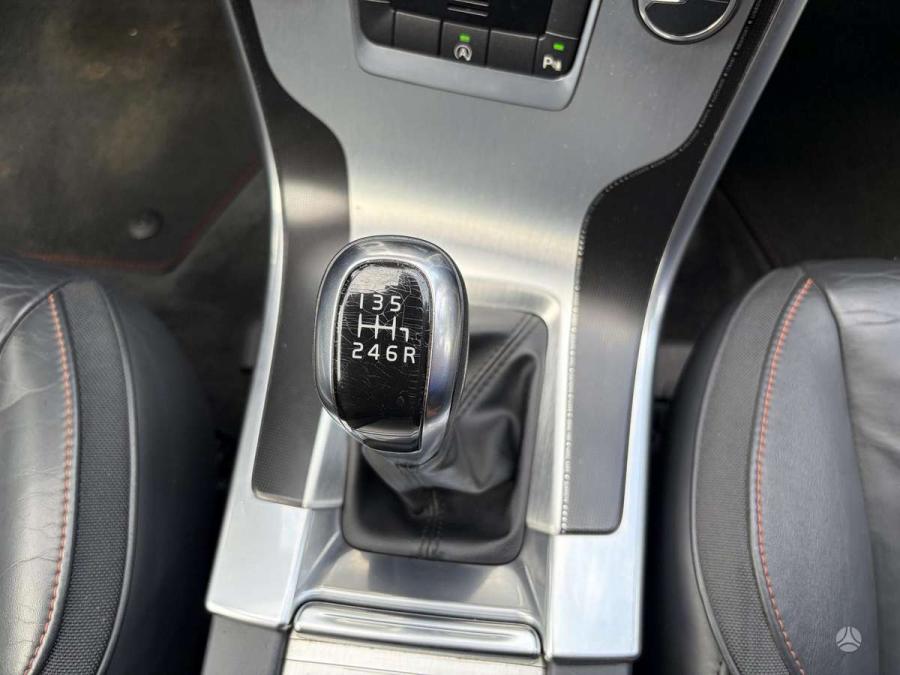 Grey Volvo XC60 2015 in Utena, with an engine capacity of 2.00 L and mileage of 226 thousand km for 11700 €, photo 18 on AUTOMOTO.COM.LV