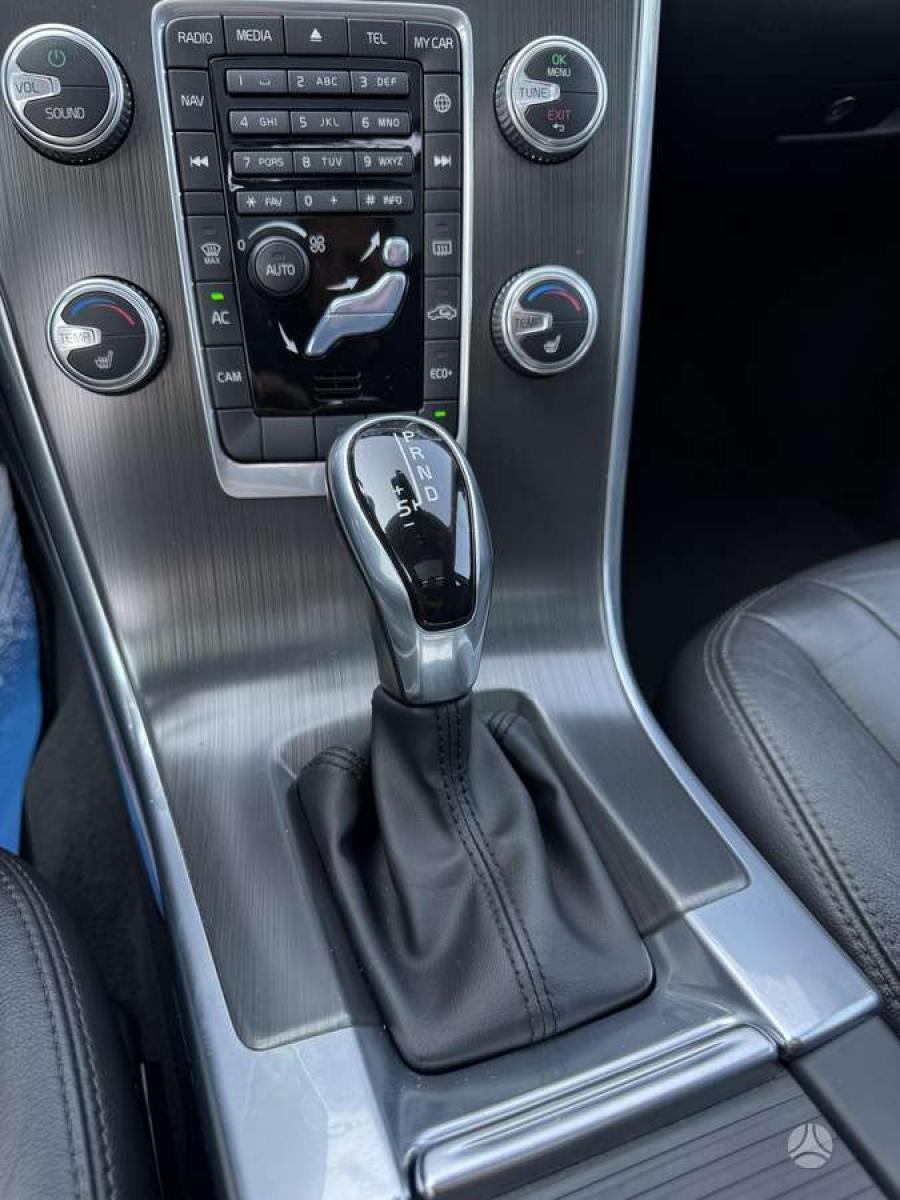 Pelēks Volvo XC60 2015 Alīta, ar dzinēja tilpumu 2.00 L un nobraukumu 286 tūkst. km par 10500 €, foto 19 vietnē AUTOMOTO.COM.LV