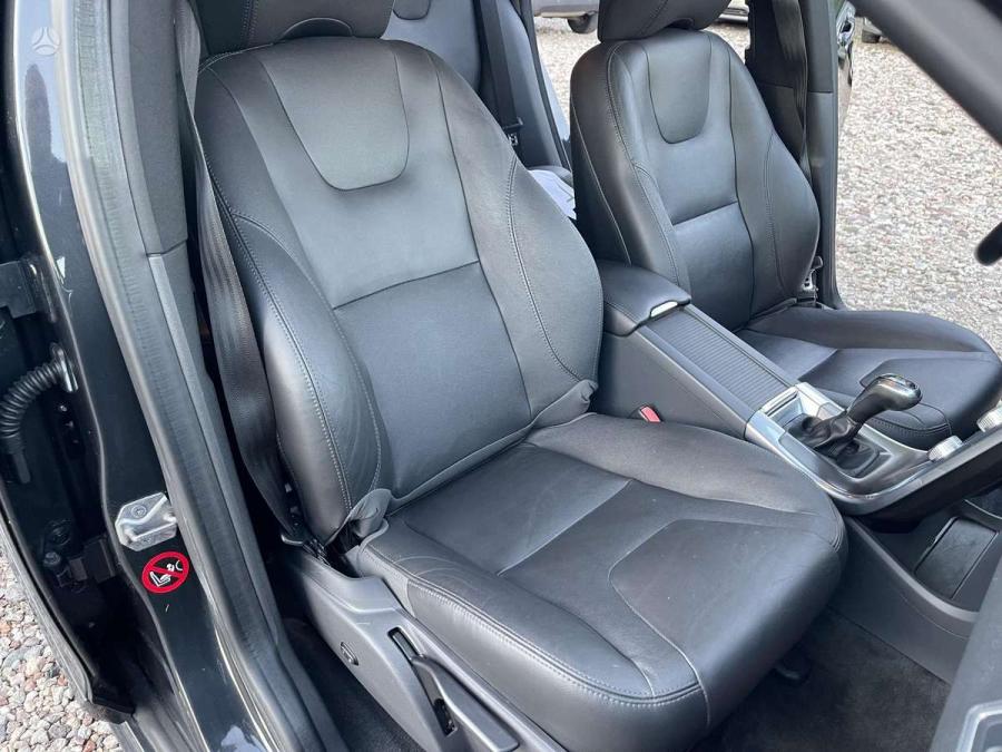 Grey Volvo XC60 2015 in Kaunas, with an engine capacity of 1.97 L and mileage of 228 thousand km for 10200 €, photo 21 on AUTOMOTO.COM.LV