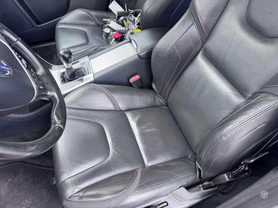 Grey Volvo XC60 2015 in Alytus, with an engine capacity of 1.98 L and mileage of 244 thousand km for 11850 €, photo 10 on AUTOMOTO.COM.LV