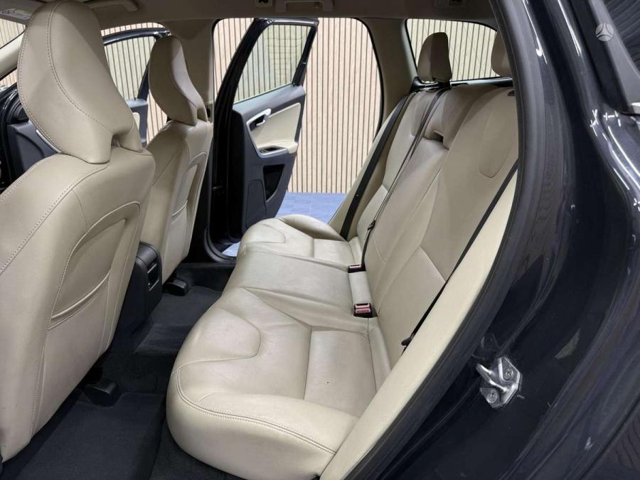 Grey Volvo XC60 2015 in Marijampole, with an engine capacity of 1.97 L and mileage of 281 thousand km for 9300 €, photo 18 on AUTOMOTO.COM.LV