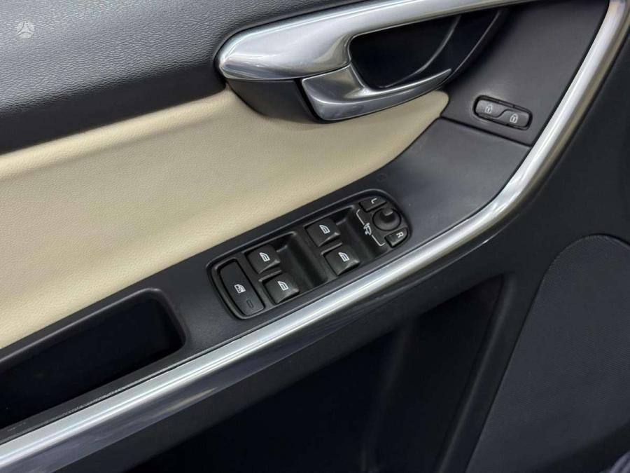 Grey Volvo XC60 2015 in Marijampole, with an engine capacity of 1.97 L and mileage of 281 thousand km for 9300 €, photo 23 on AUTOMOTO.COM.LV