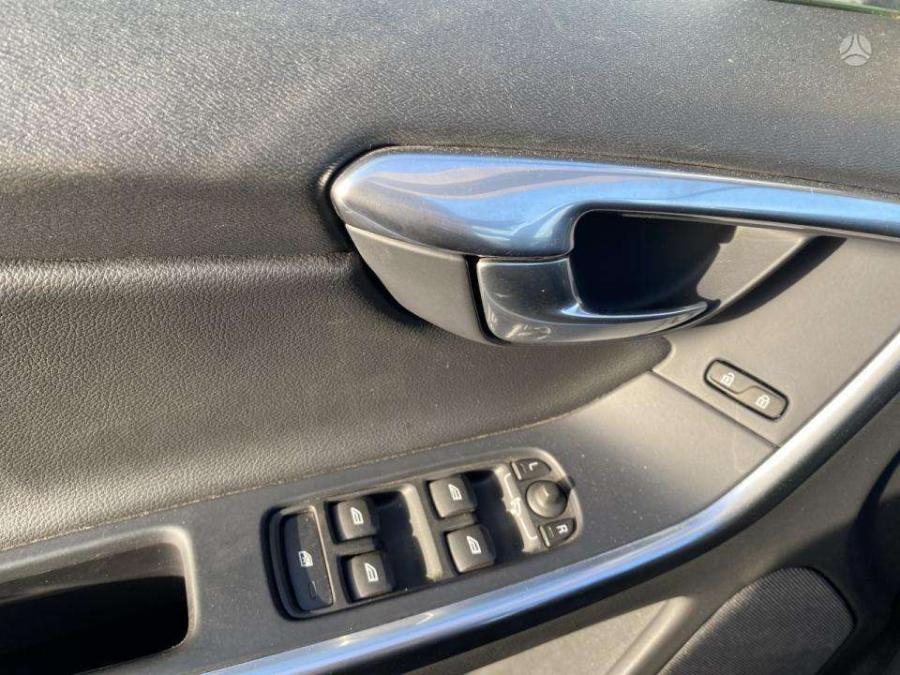Grey Volvo XC60 2015 in Radviliskis, with an engine capacity of 2.40 L and mileage of 165 thousand km for 9150 €, photo 16 on AUTOMOTO.COM.LV