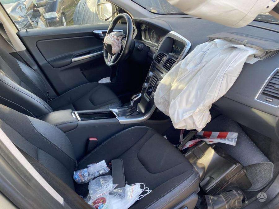 Grey Volvo XC60 2015 in Radviliskis, with an engine capacity of 2.40 L and mileage of 165 thousand km for 9150 €, photo 17 on AUTOMOTO.COM.LV