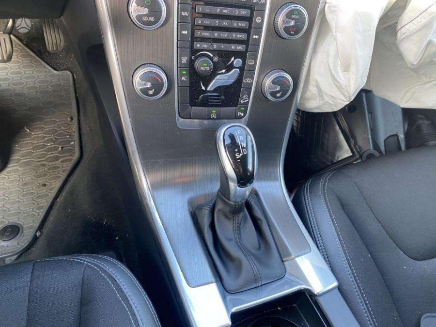 Grey Volvo XC60 2015 in Radviliskis, with an engine capacity of 2.40 L and mileage of 165 thousand km for 9150 €, photo 21 on AUTOMOTO.COM.LV