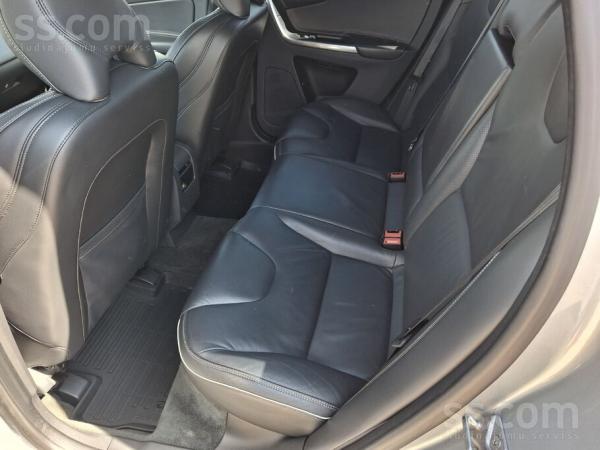 Grey Volvo XC60 2015 in Riga, with an engine capacity of 2.40 L and mileage of 231 thousand km for 14150 €, photo 10 on AUTOMOTO.COM.LV