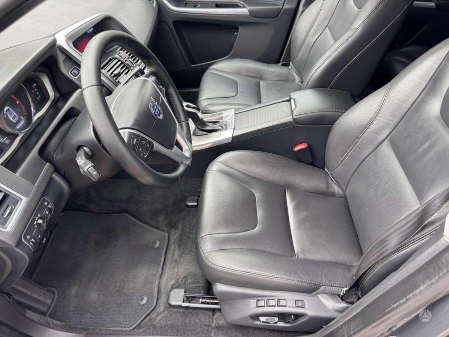 Grey Volvo XC60 2015 in Siauliai, with an engine capacity of 1.97 L and mileage of 299 thousand km for 9150 €, photo 15 on AUTOMOTO.COM.LV