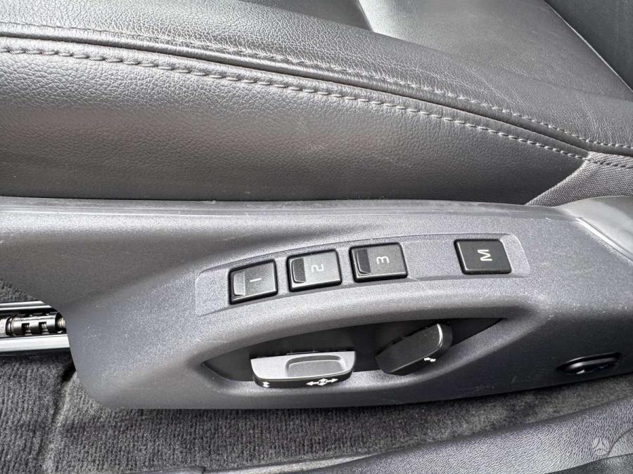 Grey Volvo XC60 2015 in Siauliai, with an engine capacity of 1.97 L and mileage of 299 thousand km for 9150 €, photo 18 on AUTOMOTO.COM.LV