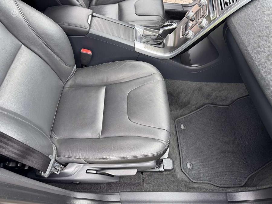 Grey Volvo XC60 2015 in Siauliai, with an engine capacity of 1.97 L and mileage of 299 thousand km for 9150 €, photo 21 on AUTOMOTO.COM.LV