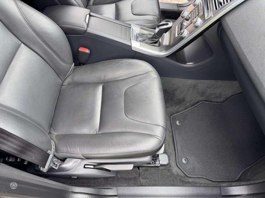Pelēks Volvo XC60 2015 Šauļi, ar dzinēja tilpumu 1.97 L un nobraukumu 299 tūkst. km par 9150 €, foto 19 vietnē AUTOMOTO.COM.LV