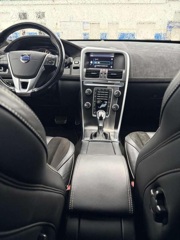 Grey Volvo XC60 2015 in Klaipeda, with an engine capacity of 2.95 L and mileage of 203 thousand km for 14450 €, photo 10 on AUTOMOTO.COM.LV