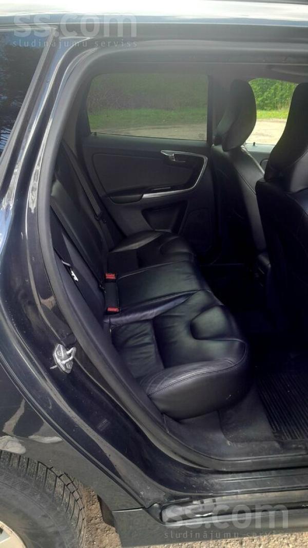 Grey Volvo XC60 2015 in Kraslava, with an engine capacity of 2.00 L and mileage of 272 thousand km for 7400 €, photo 6 on AUTOMOTO.COM.LV