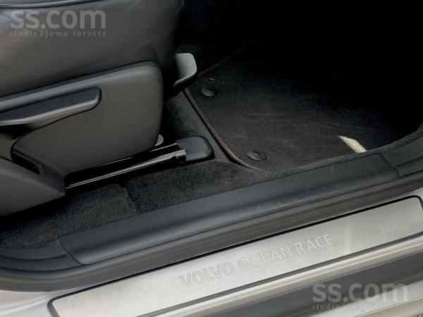 Grey Volvo XC60 2015 in Riga, with an engine capacity of 2.00 L and mileage of 219 thousand km for 13100 €, photo 8 on AUTOMOTO.COM.LV