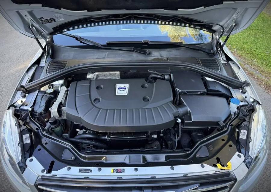 Grey Volvo XC60 2015 in Jurmala, with an engine capacity of 2.00 L and mileage of 268 thousand km for 13300 €, photo 18 on AUTOMOTO.COM.LV