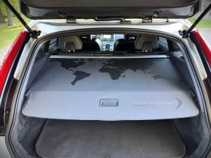 Grey Volvo XC60 2015 in Jurmala, with an engine capacity of 2.00 L and mileage of 268 thousand km for 13300 €, photo 19 on AUTOMOTO.COM.LV