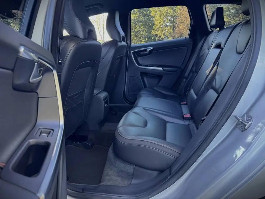 Grey Volvo XC60 2015 in Jurmala, with an engine capacity of 2.00 L and mileage of 268 thousand km for 13300 €, photo 21 on AUTOMOTO.COM.LV