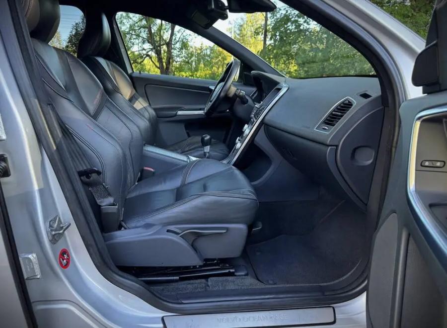 Grey Volvo XC60 2015 in Jurmala, with an engine capacity of 2.00 L and mileage of 268 thousand km for 13300 €, photo 22 on AUTOMOTO.COM.LV