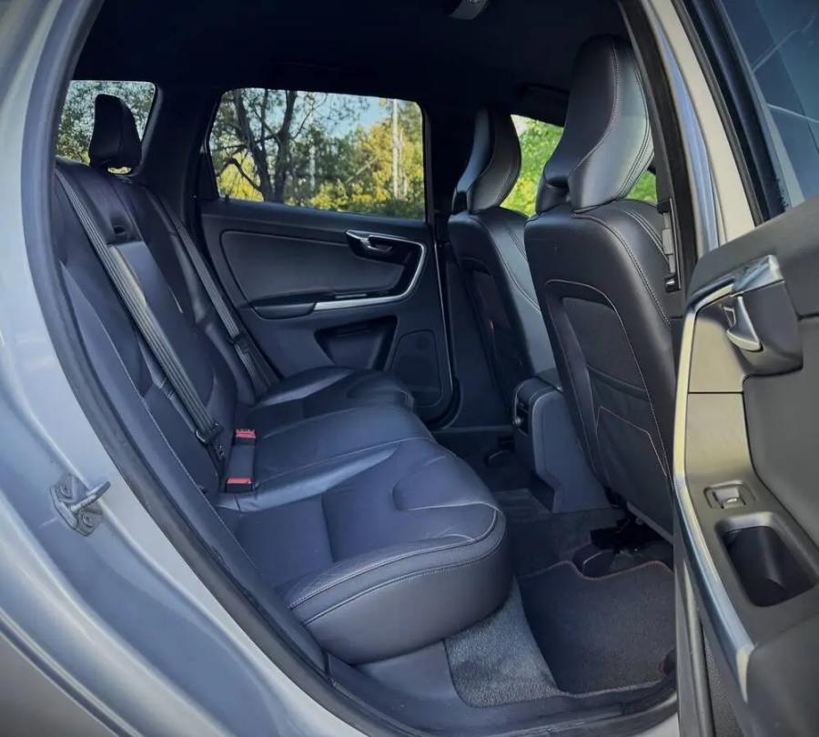 Grey Volvo XC60 2015 in Jurmala, with an engine capacity of 2.00 L and mileage of 268 thousand km for 13300 €, photo 23 on AUTOMOTO.COM.LV