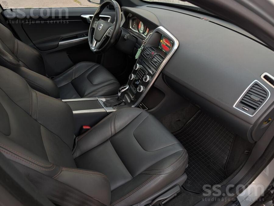 Pelēks Volvo XC60 2015 Jūrmala, ar dzinēja tilpumu 2.40 L un nobraukumu 344 tūkst. km par 12950 €, foto 24 vietnē AUTOMOTO.COM.LV