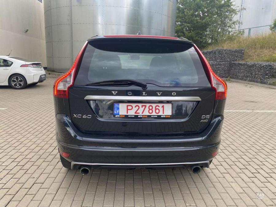 Grey Volvo XC60 2015 in Vilnius, with an engine capacity of 2.40 L and mileage of 195 thousand km for 14250 €, photo 7 on AUTOMOTO.COM.LV