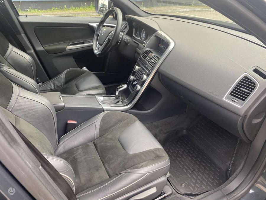 Grey Volvo XC60 2015 in Vilnius, with an engine capacity of 2.40 L and mileage of 195 thousand km for 14250 €, photo 18 on AUTOMOTO.COM.LV