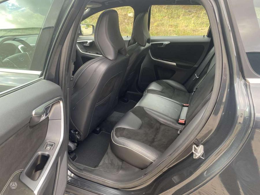 Grey Volvo XC60 2015 in Vilnius, with an engine capacity of 2.40 L and mileage of 195 thousand km for 14250 €, photo 22 on AUTOMOTO.COM.LV