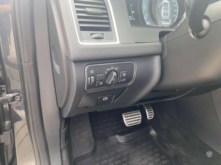 Grey Volvo XC60 2015 in Vilnius, with an engine capacity of 2.40 L and mileage of 195 thousand km for 14250 €, photo 23 on AUTOMOTO.COM.LV