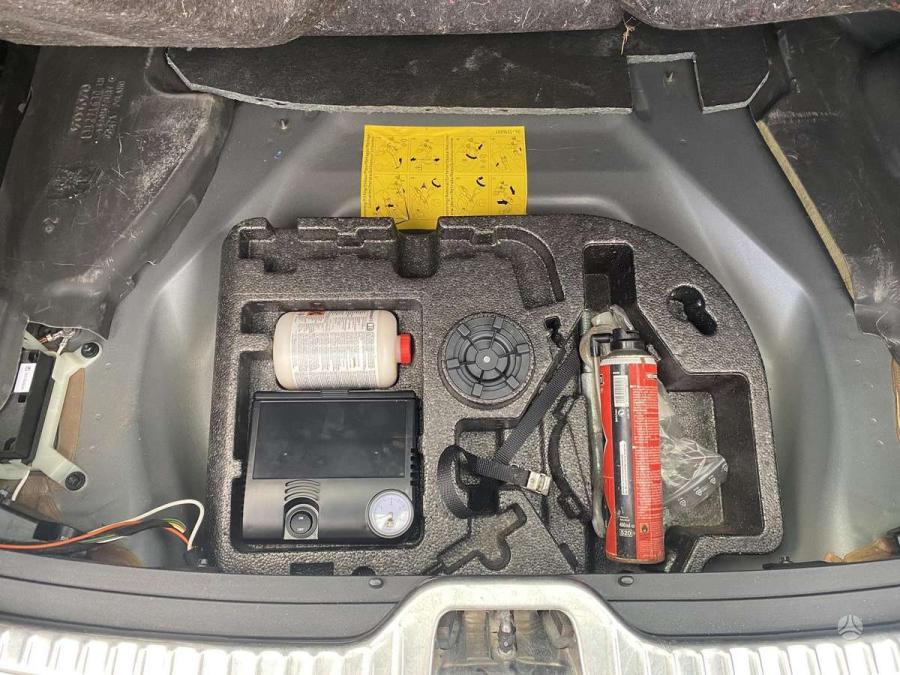 Grey Volvo XC60 2015 in Vilnius, with an engine capacity of 2.40 L and mileage of 195 thousand km for 14250 €, photo 28 on AUTOMOTO.COM.LV
