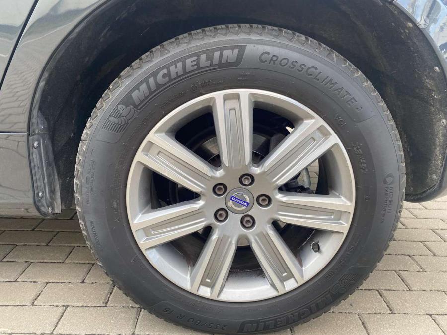 Grey Volvo XC60 2015 in Vilnius, with an engine capacity of 2.40 L and mileage of 195 thousand km for 14250 €, photo 31 on AUTOMOTO.COM.LV
