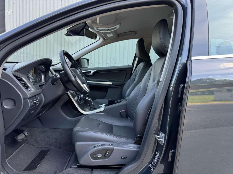 Pelēks Volvo XC60 2015 Alīta, ar dzinēja tilpumu 2.40 L un nobraukumu 167 tūkst. km par 13900 €, foto 7 vietnē AUTOMOTO.COM.LV