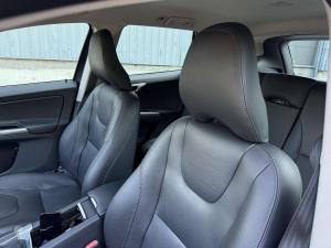 Pelēks Volvo XC60 2015 Alīta, ar dzinēja tilpumu 2.40 L un nobraukumu 167 tūkst. km par 13900 €, foto 9 vietnē AUTOMOTO.COM.LV