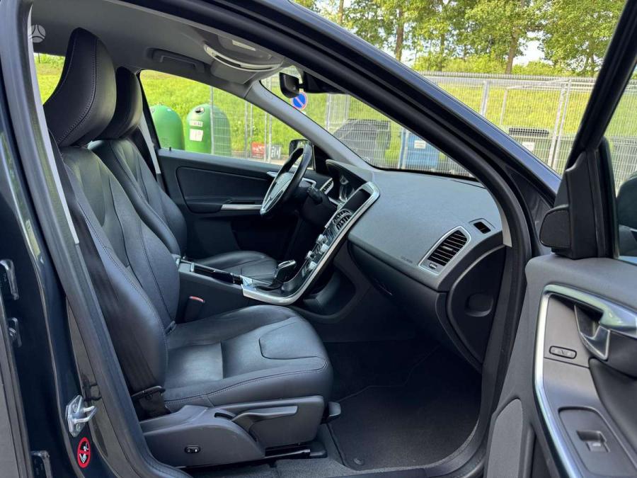 Pelēks Volvo XC60 2015 Alīta, ar dzinēja tilpumu 2.40 L un nobraukumu 167 tūkst. km par 13900 €, foto 10 vietnē AUTOMOTO.COM.LV
