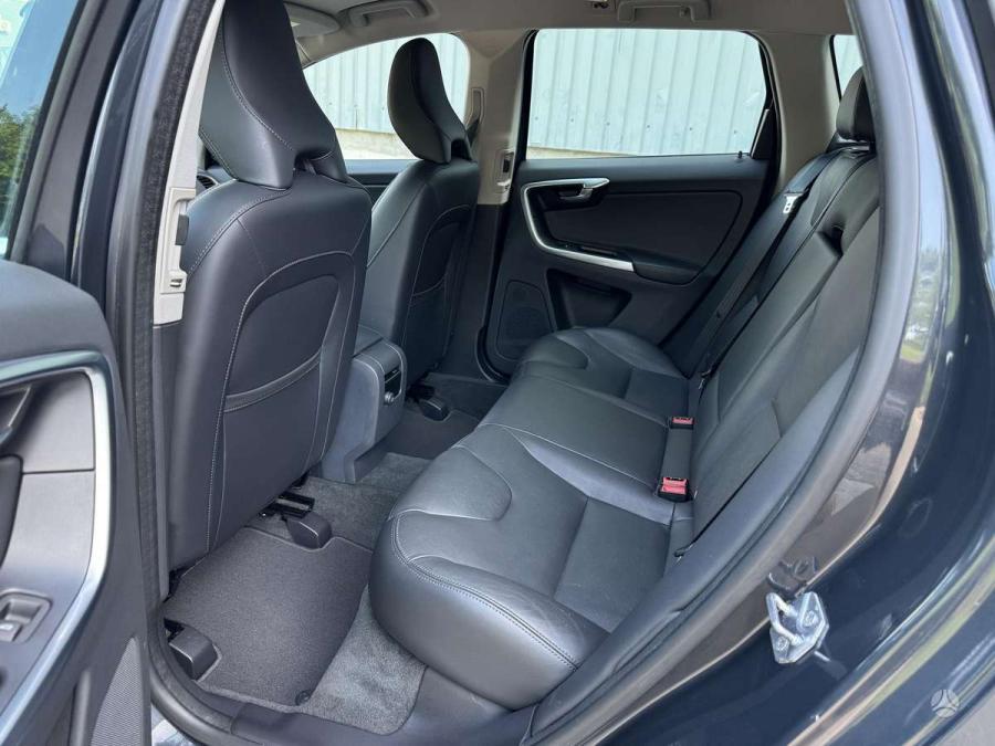 Pelēks Volvo XC60 2015 Alīta, ar dzinēja tilpumu 2.40 L un nobraukumu 167 tūkst. km par 13900 €, foto 11 vietnē AUTOMOTO.COM.LV