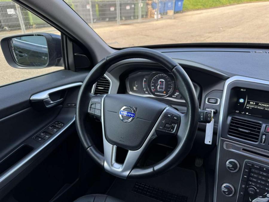 Pelēks Volvo XC60 2015 Alīta, ar dzinēja tilpumu 2.40 L un nobraukumu 167 tūkst. km par 13900 €, foto 12 vietnē AUTOMOTO.COM.LV